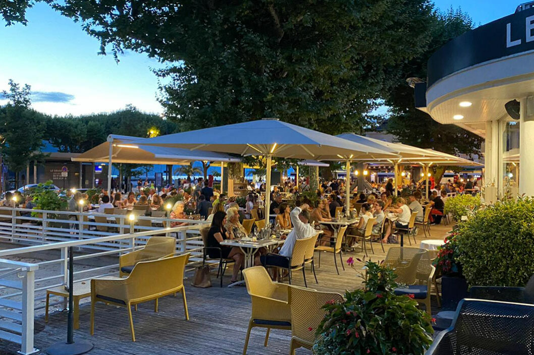 Bar à cocktails Aix-Les-Bains terrasse face lac du Bourget